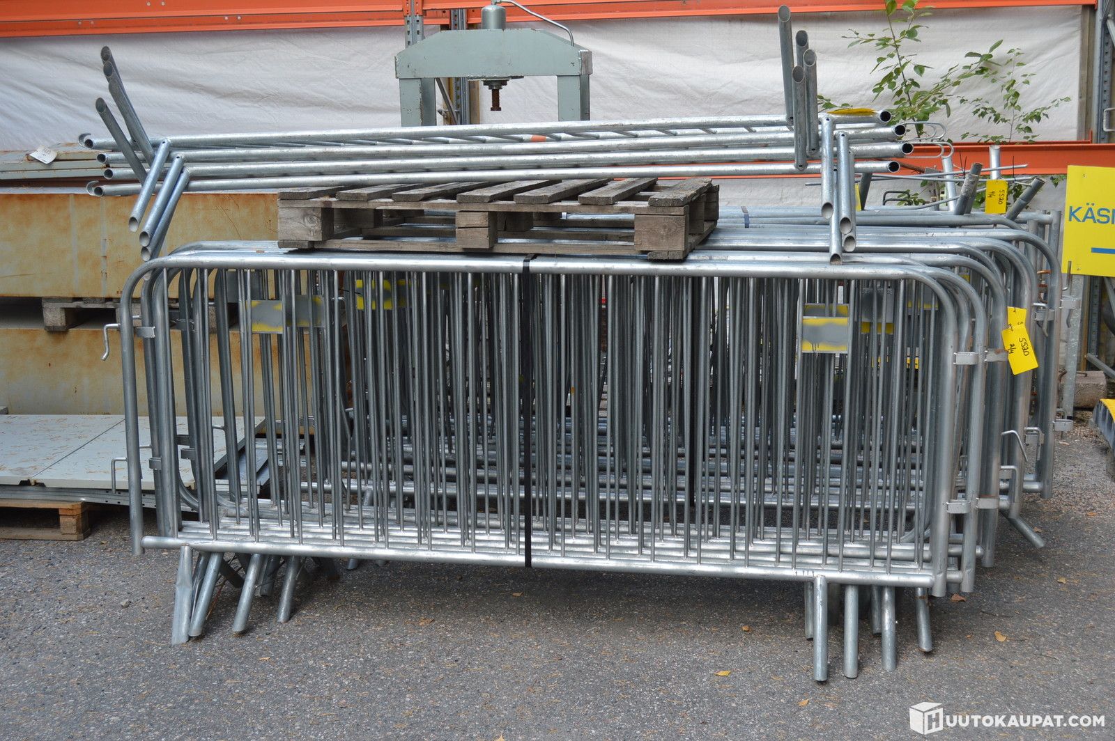 Myynnissä Ramirent Finland Oy:n (y-tunnus 2077956-8) omaisuutta: 27 kpl:tta mellakka-aita (erä ...