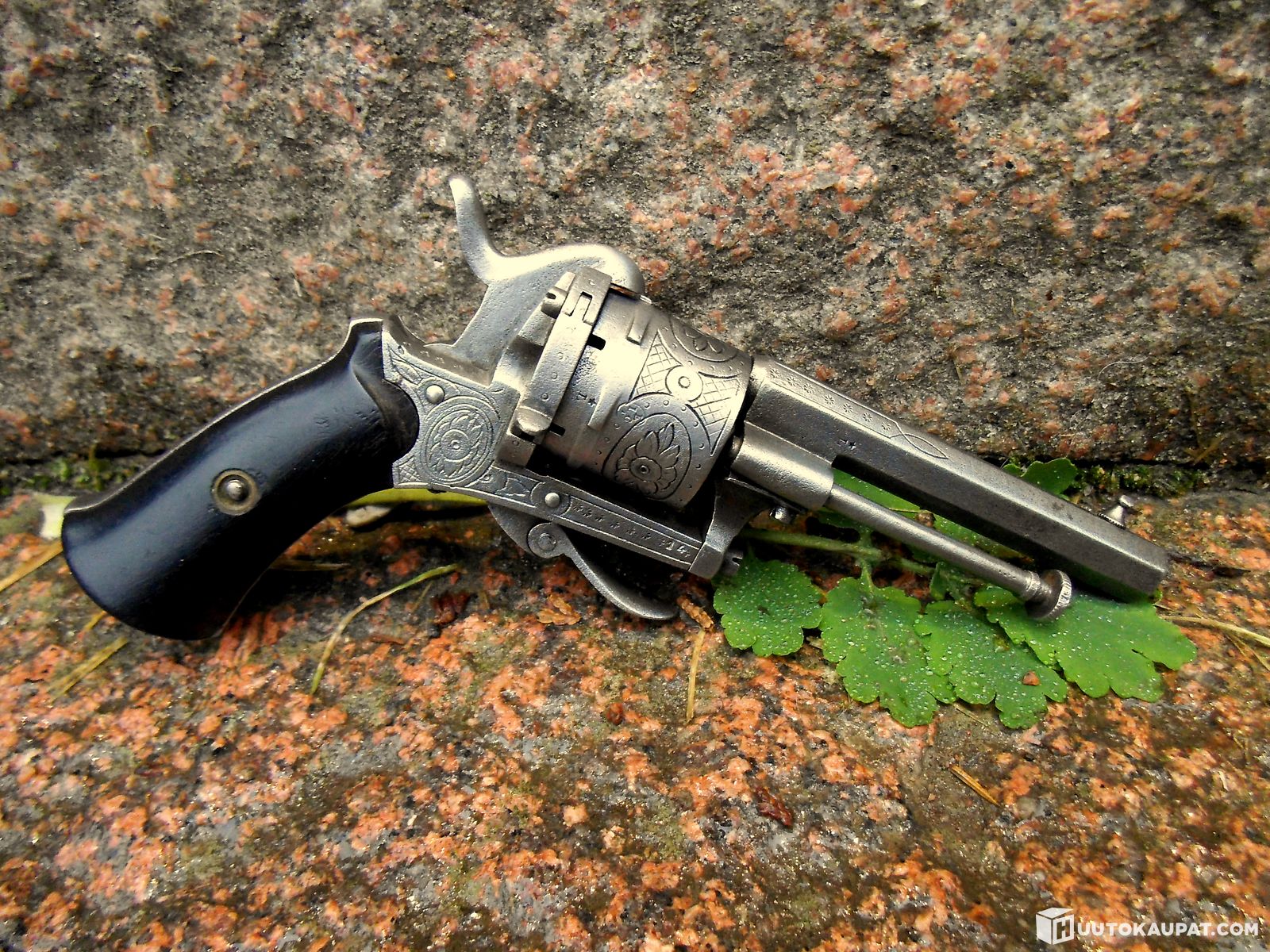 Upea revolveri lupavapaa kuudestilaukeava mustaruuti patruuna ase 1800 ...