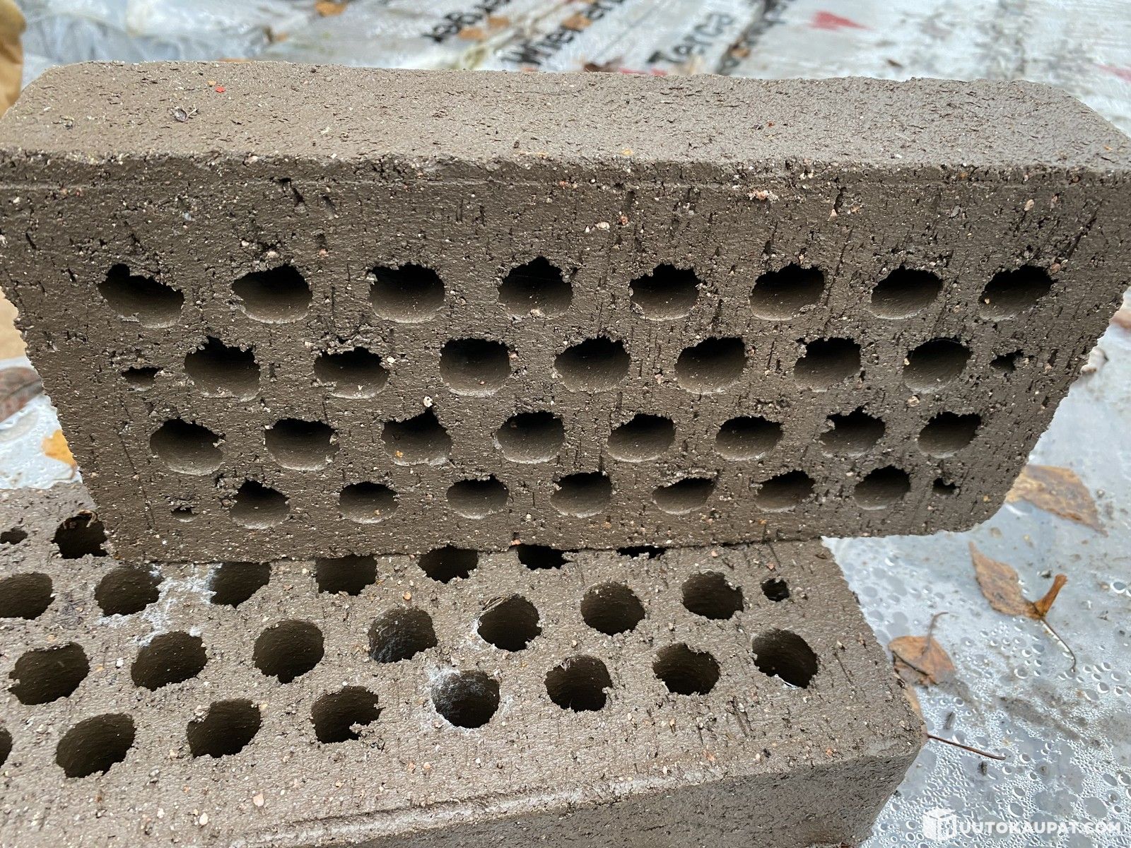 Kaunis pintainen tervan värinen tiili n. 1150 kpl, Lieto | Huutokaupat.com