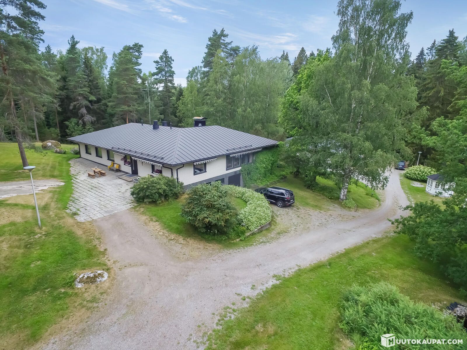 Omakotitalo, 6 h,k,saunaosasto, uima-allas, alakerrassa varasto/verstas, Kirkkonummi ...