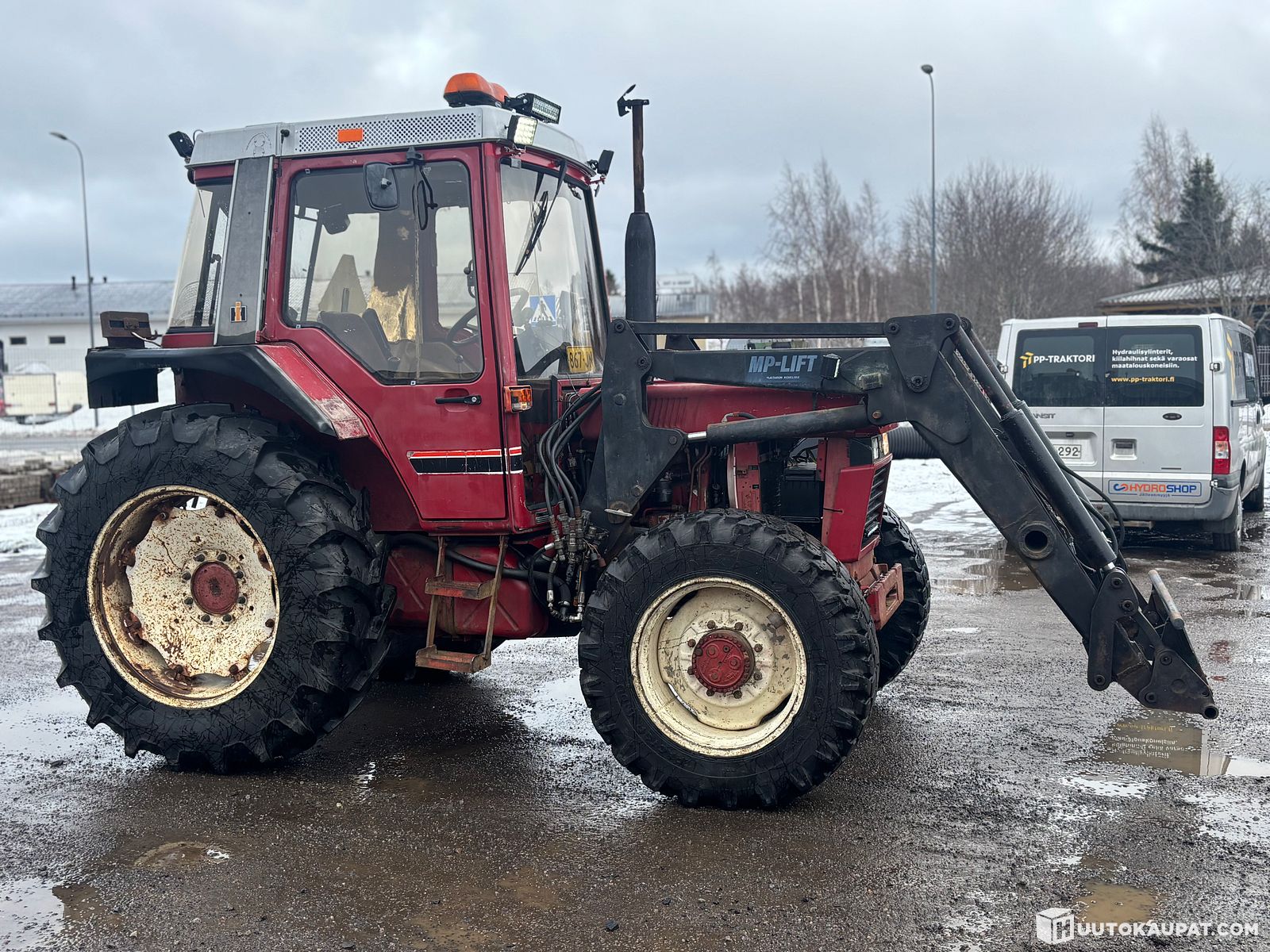 International 745 XL-4X4 traktori kuormaajalla, 1982, Kempele ...
