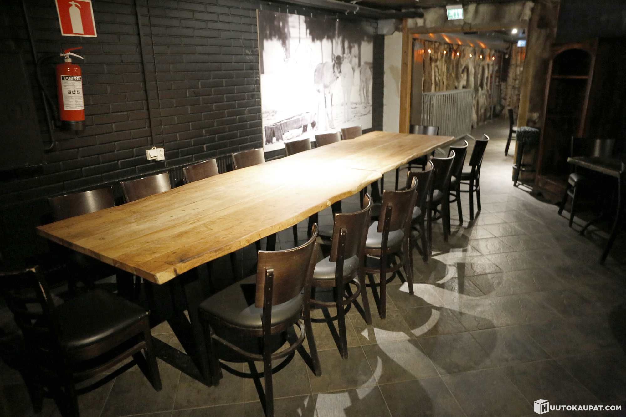 2 kpl Upea iso lankkupöytä elävällä reunalla + 16 tuolia. RFL1/142, Tampere | Huutokaupat.com