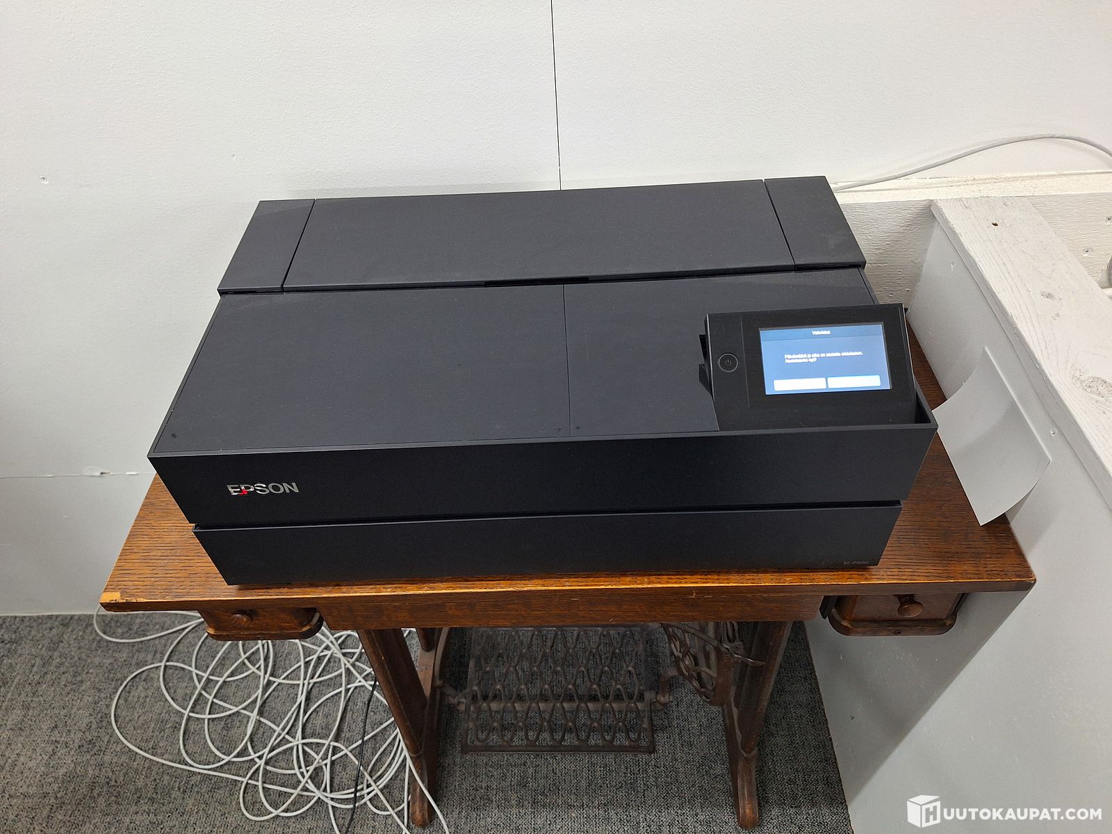 1kpl Epson suurkuvatulostin ja 1kpl Hp Color LaserJet. Studio Schmid oy ...