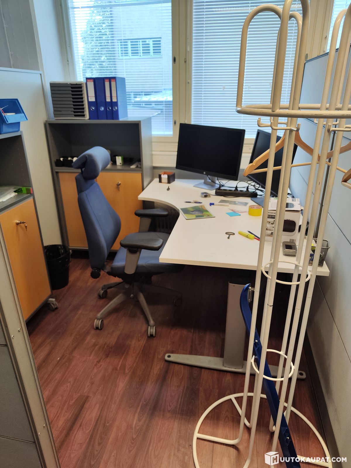 Sähköpöytä, näyttöjä, kaappeja, työtuoli, toimistotarvikkeita, naulakko ...