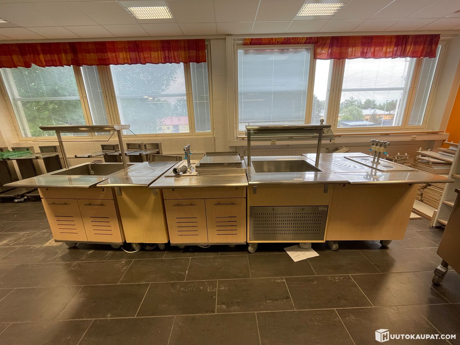 Koulun irtainta: Buffet linjastoa 5-os, Hämeenlinna | Huutokaupat.com