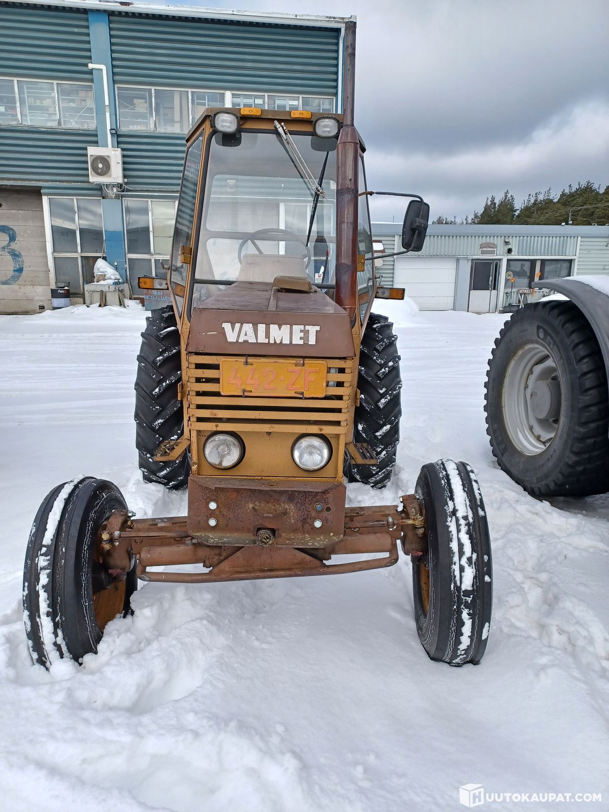 Ulosmitattu Valmet 502 maataloustraktori, Iisalmi. Utmätt ...