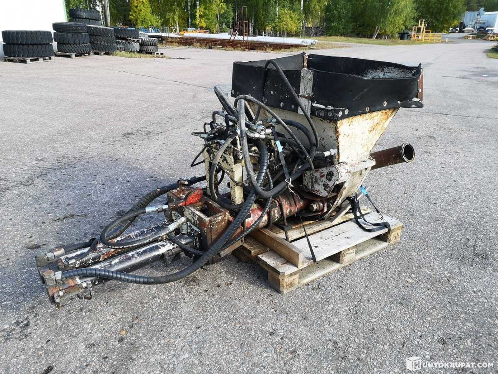Hydrauliikattomineen kaksisylinterinen betonipumppu, Luumäki | Huutokaupat.com
