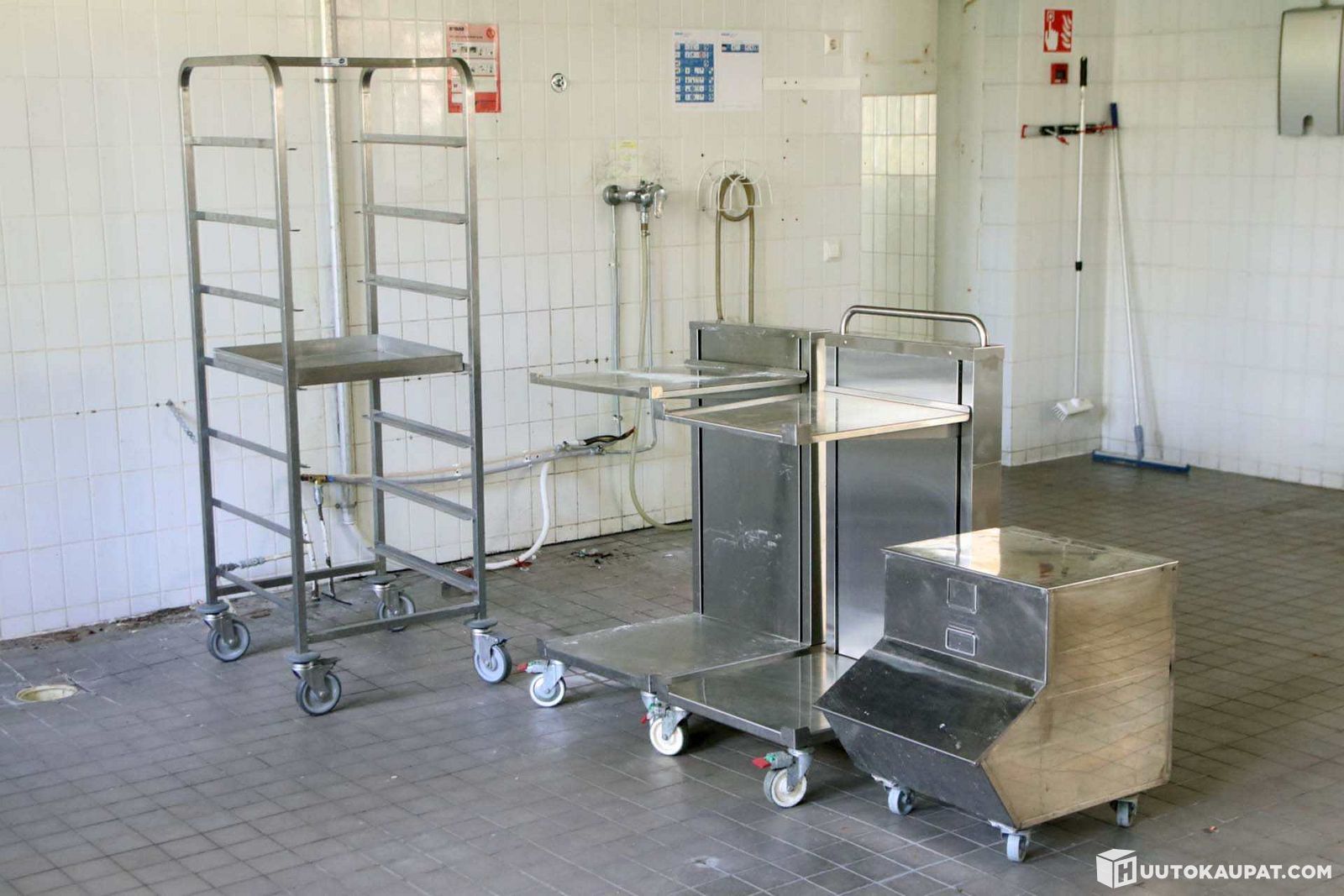 Rosteriset astia-, tarjotin- ja jauhovaunut, yhteensä 4 kpl. K314, Espoo | Huutokaupat.com