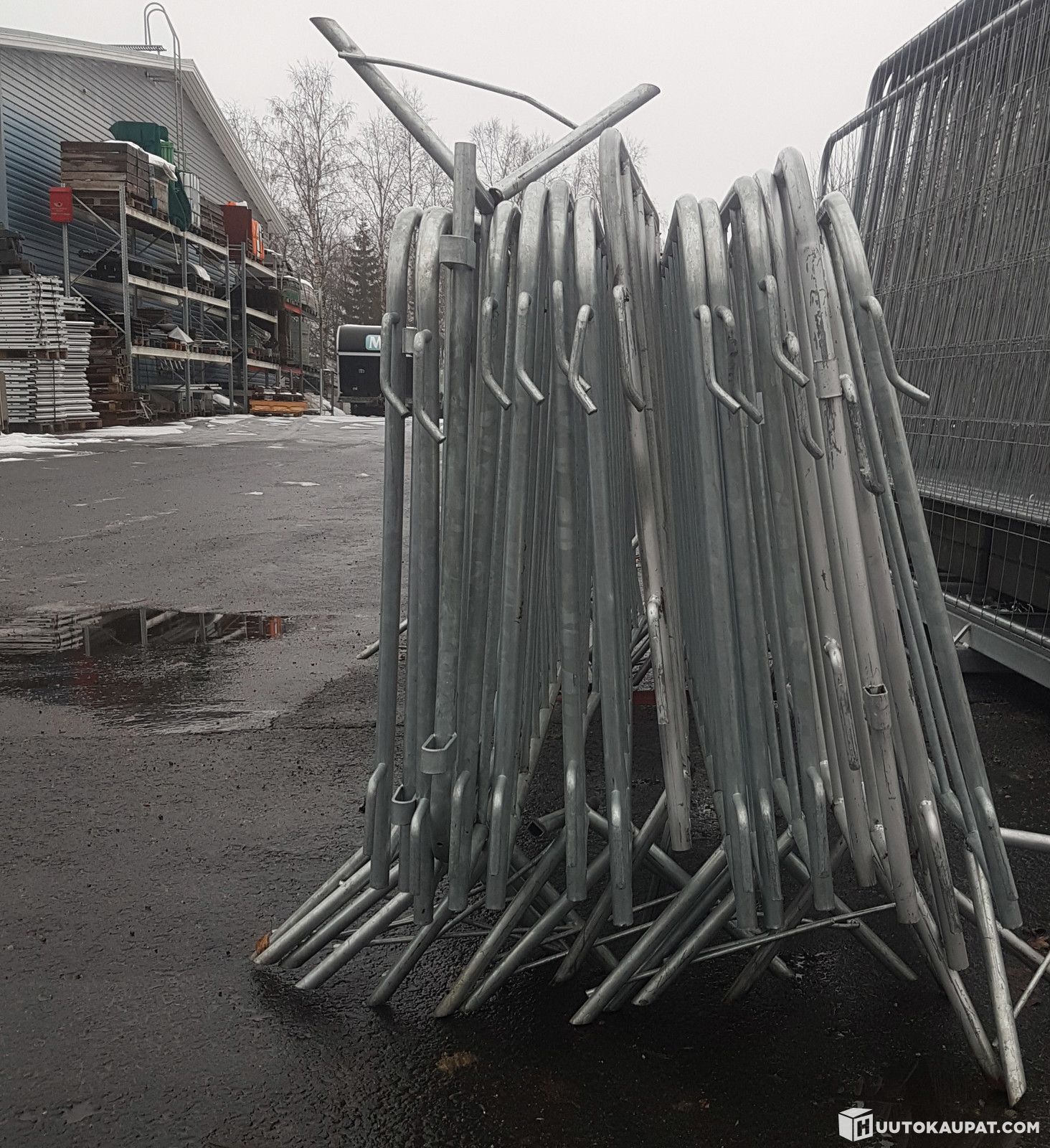 Käytettyä matala-aitaa 16 kpl/ mellakka-aita / teräsaita /kulunohjausaita, Oulu | Huutokaupat.com