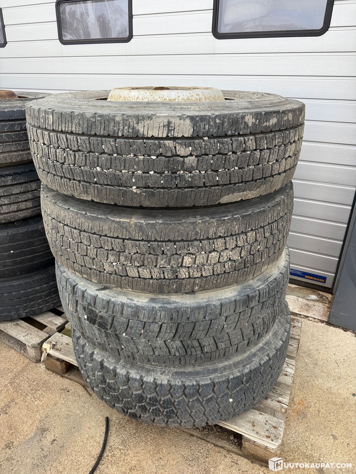 Kuorma-auton renkaat 295/80r22,5 vanteineen, Tampere | Huutokaupat.com