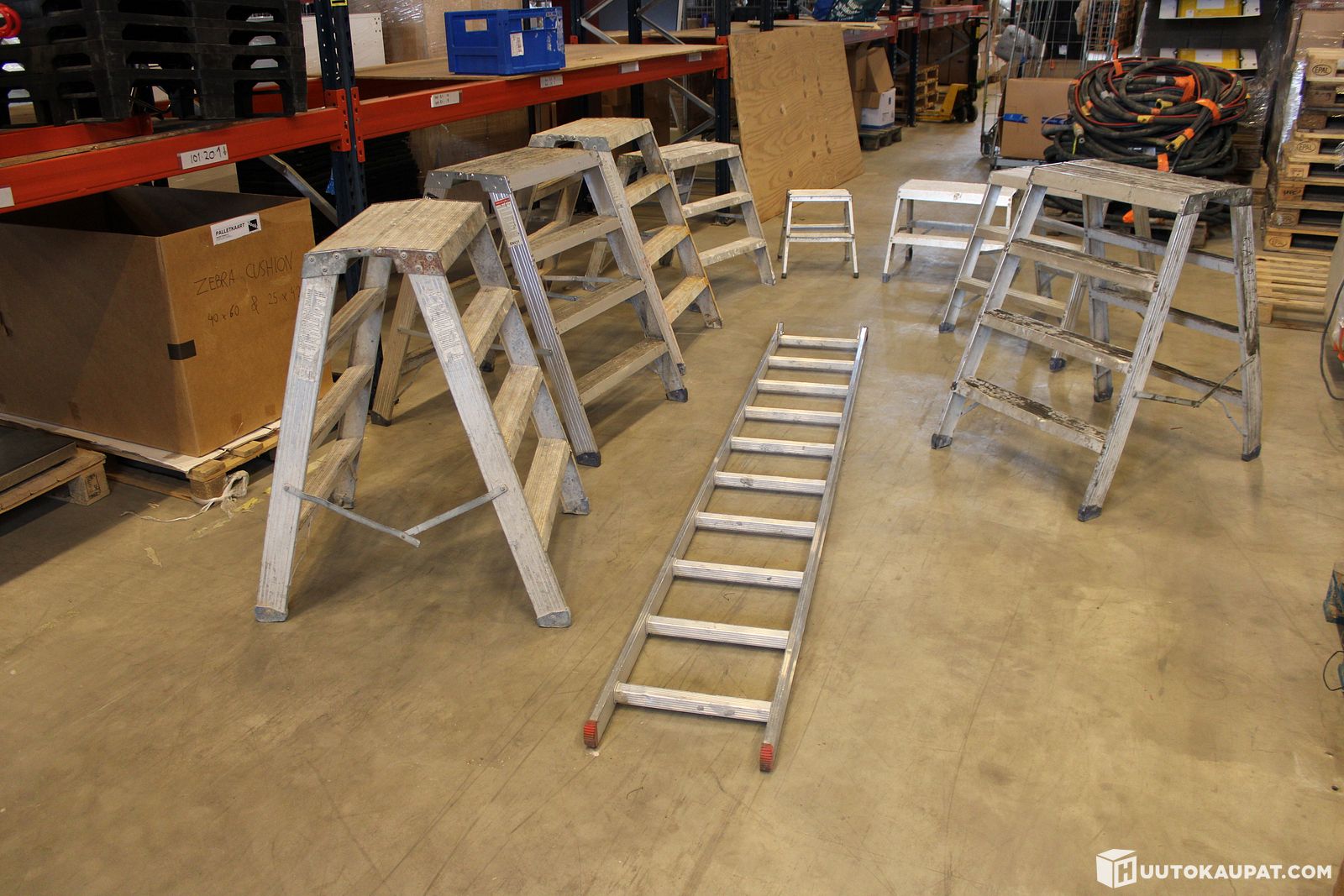 Pukki 8 kpl ja tikas 1 kpl (KB7) Kasbitek Saneerauspurku Oy konkurssipesä (3383670-1 ...