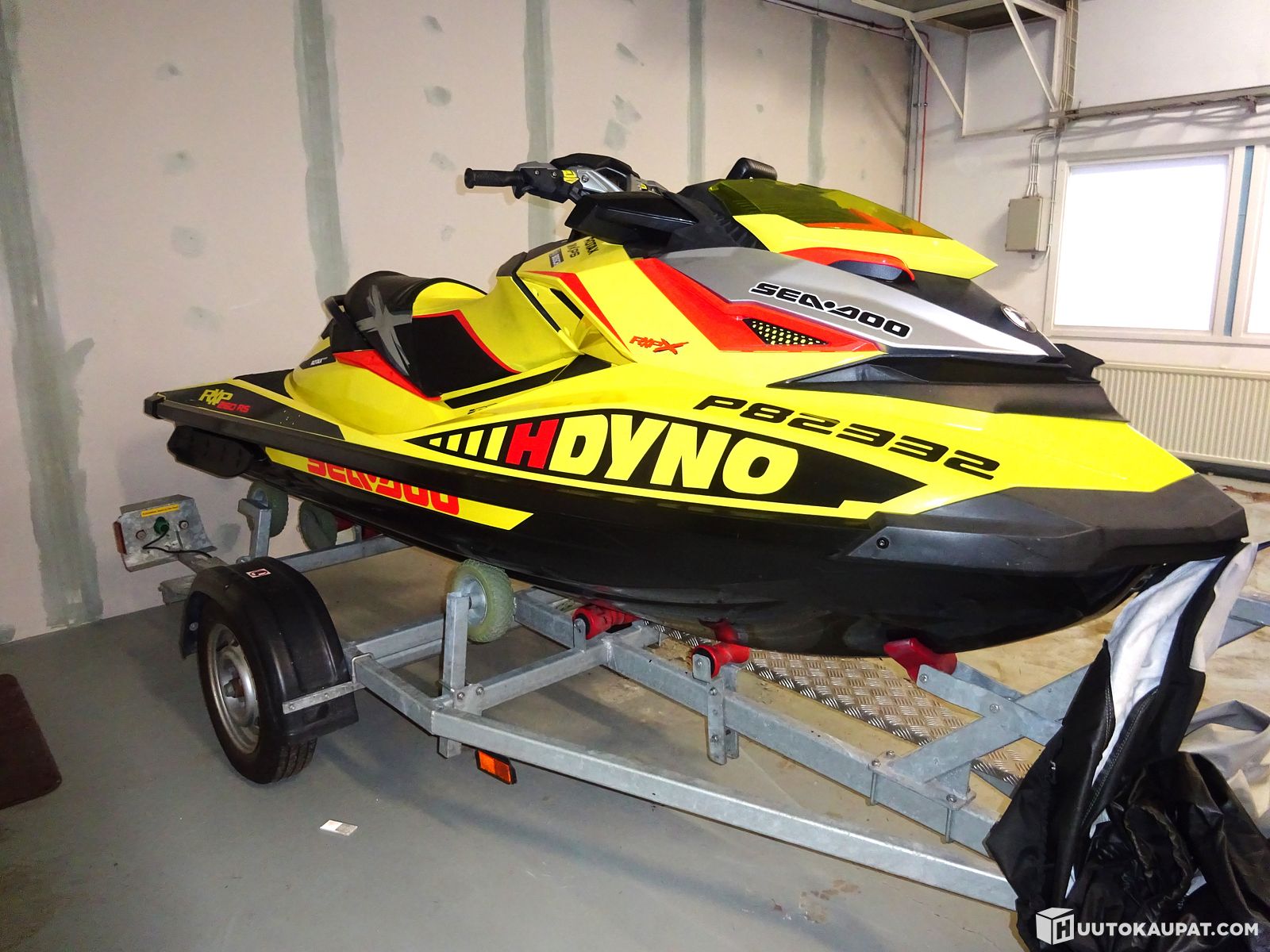Ulosmitattu vesiskootteri Sea-Doo RXP-X 260 ja kevyt perävaunu TK ...