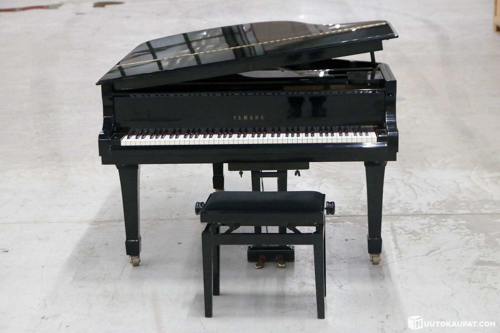 Yamaha Conservatory -flyygeli ja italialainen jakkara. S46, Helsinki ...