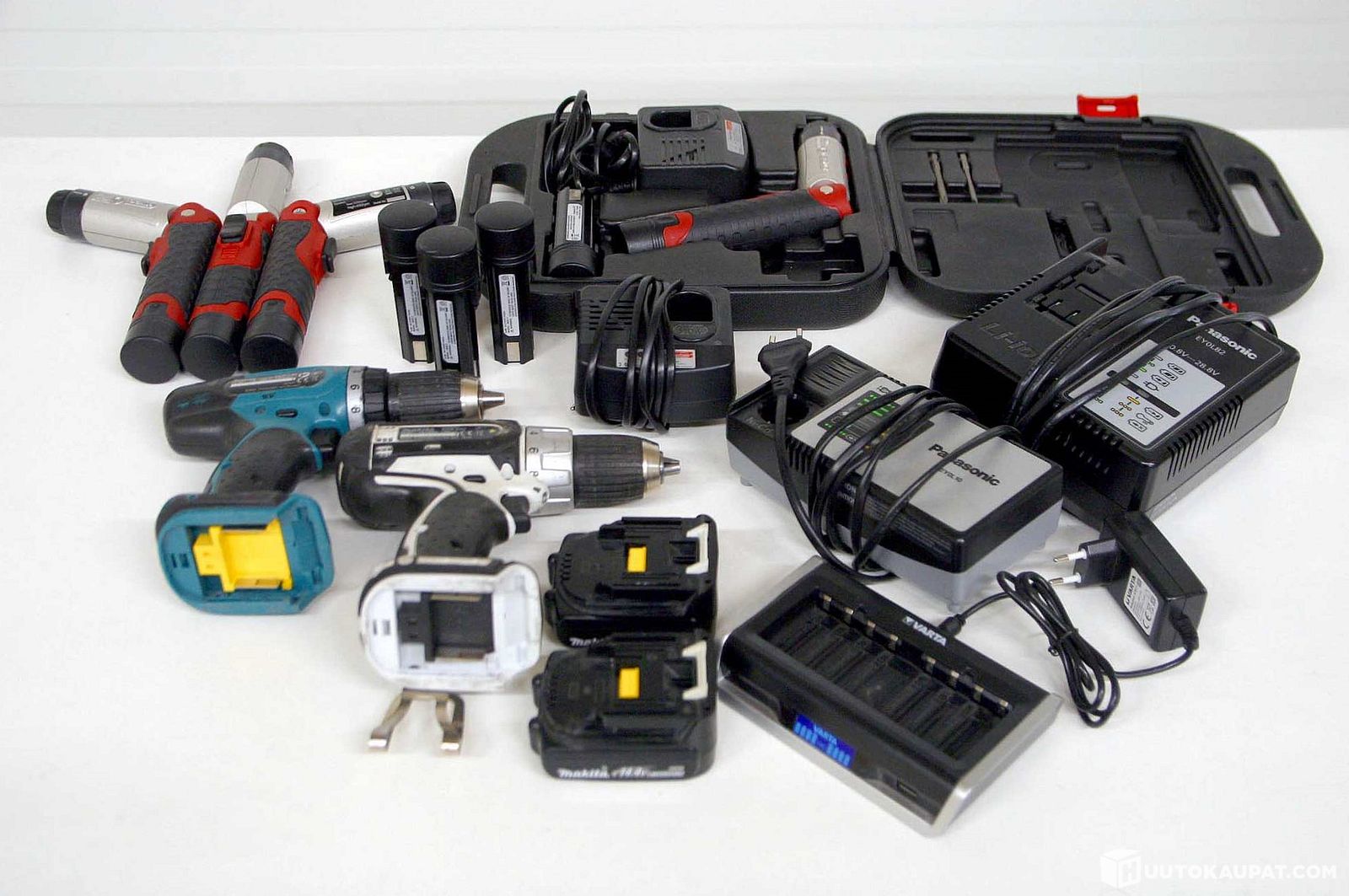 Erä akkutyökaluja, akkuja ja latureita (mm. Techway, Makita). S2068 ...