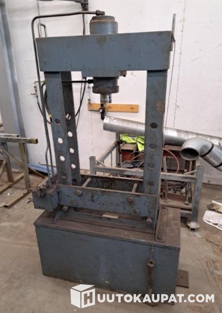 Myynnissä Ramirent Finland Oy:n (y-tunnus 2077956-8) omaisuutta: 1 kpl MKH 30, K prässi (erä ...