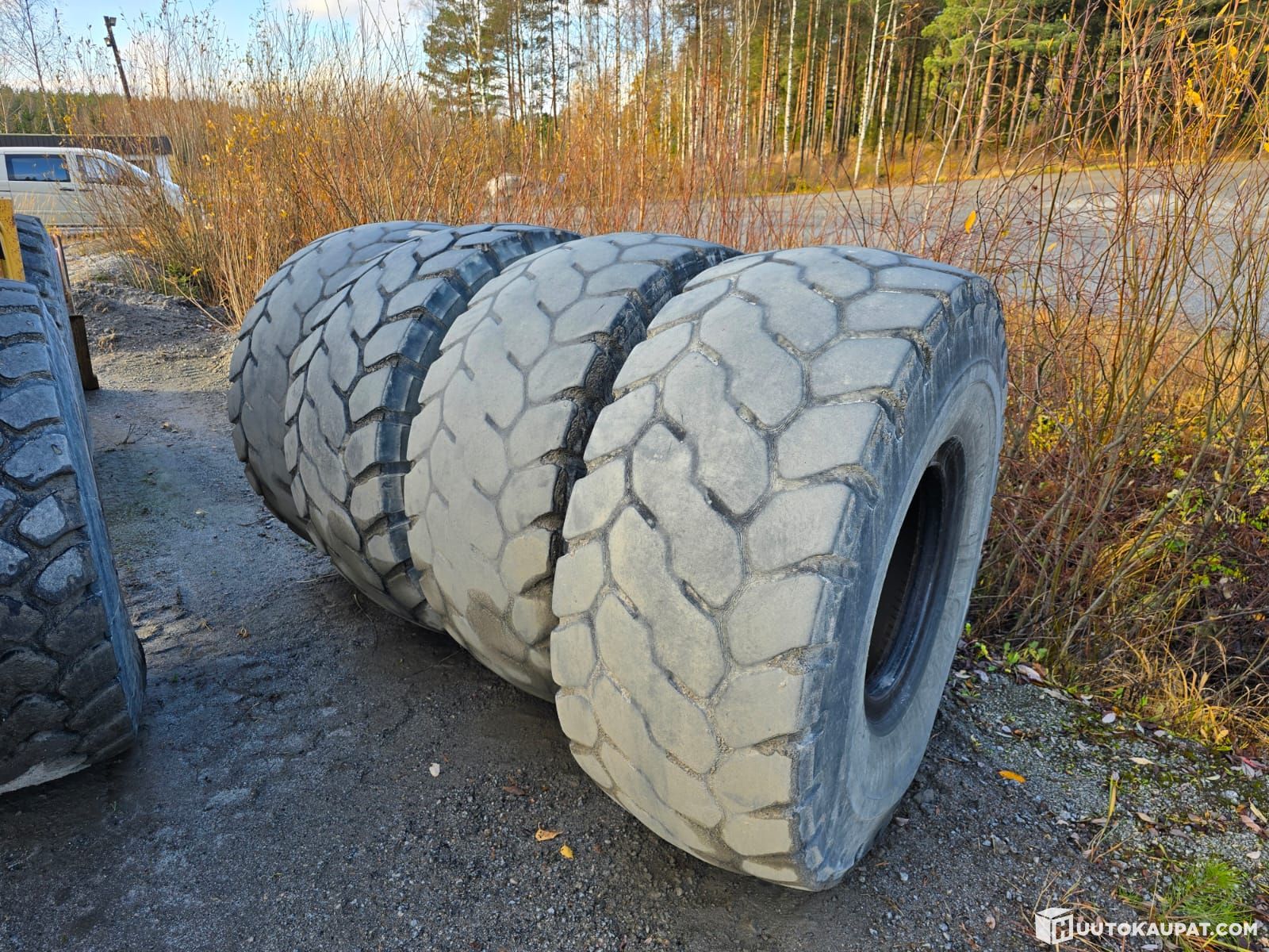 Bridgestone Pyöräkuormaajan renkaat 4 kpl, Sastamala | Huutokaupat.com