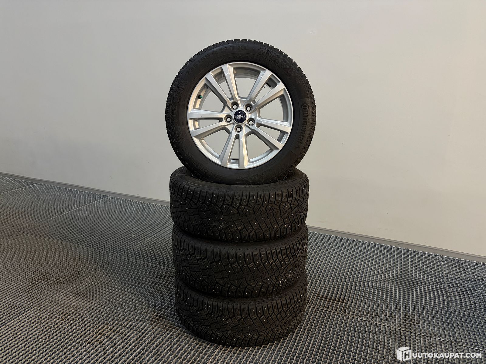 Continental IceContact 2 235/55R17 nastat Fordin alumiinivanteilla ...