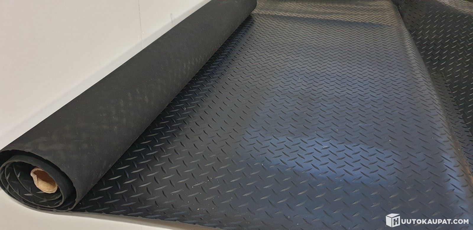 Salmiakkikuvioista kumimattoa 1,8 m x 1,15 m (kaksi rullaa) VIIMEISET ERÄT KÄYNNISSÄ ...