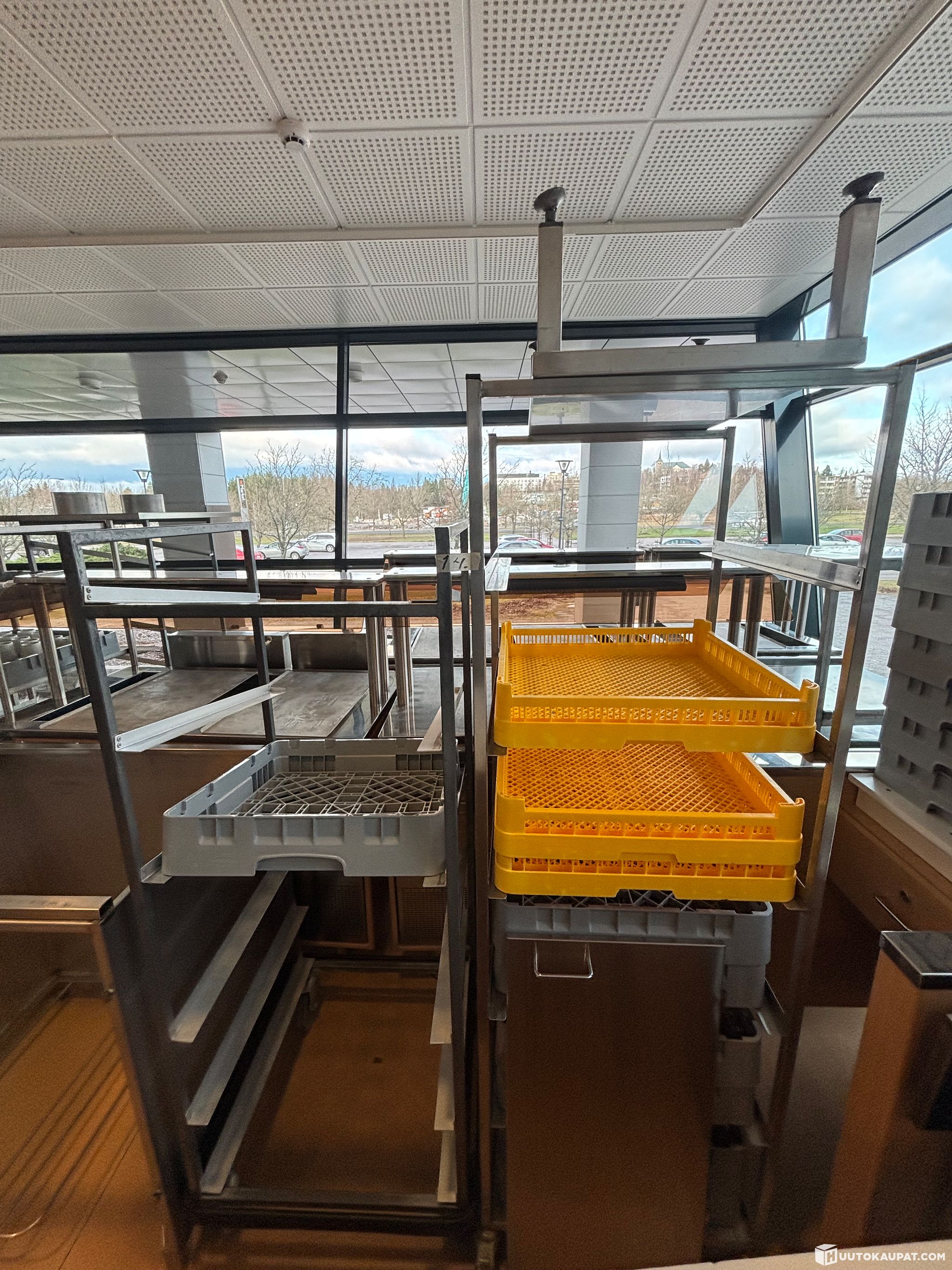 Ammattikeittiöön: Astioiden palautuskärryt 4 kpl, nro 14, Salo ...