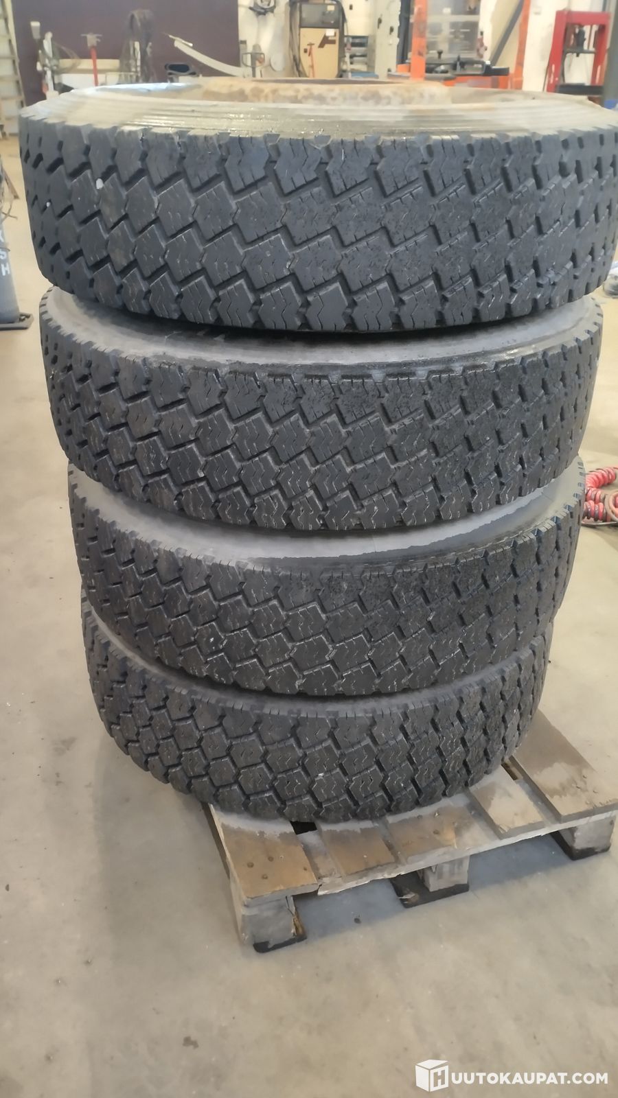 4 kpl kuorma-auton rengas 315 / 80R / 22,5 vetopinta, Bridgestone ...