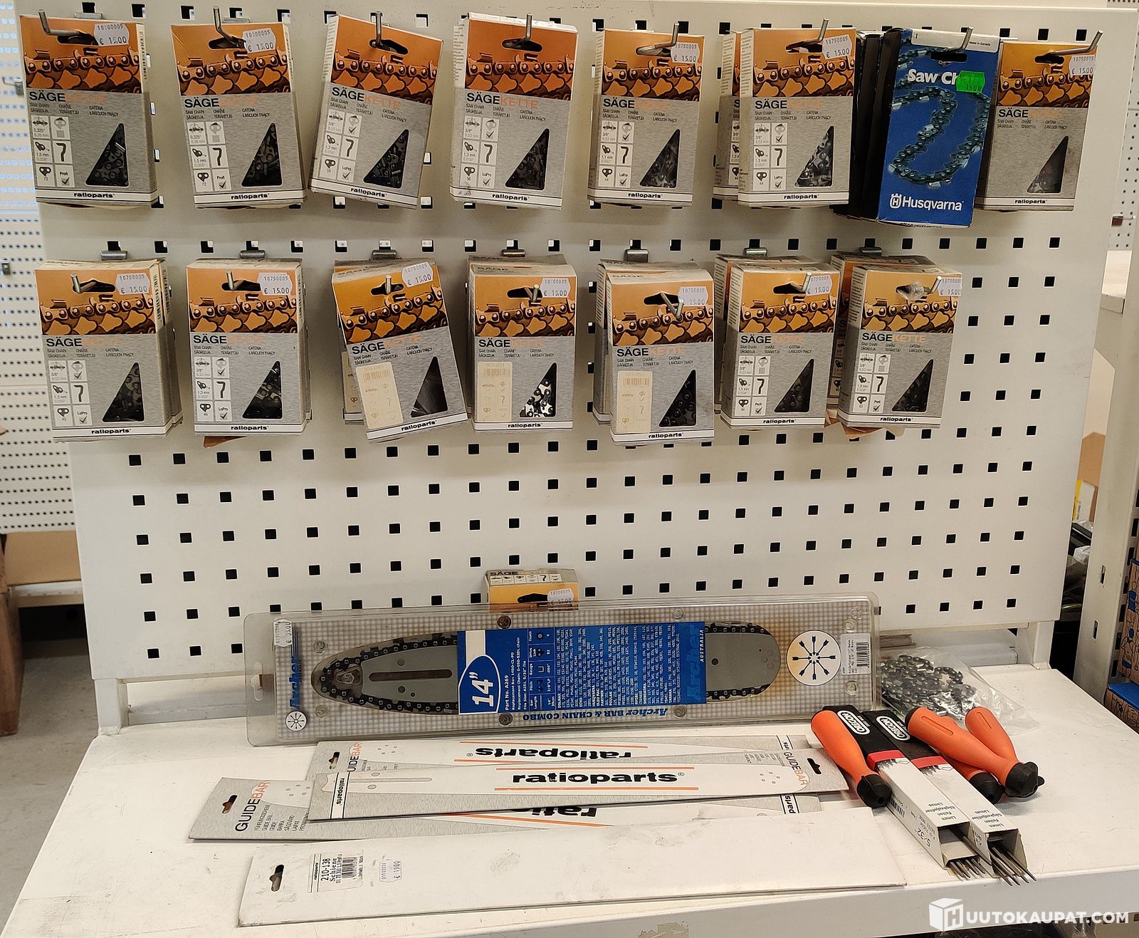 Moottorisahan ketjut ja laipat, n. 40 kpl, Raahe | Huutokaupat.com