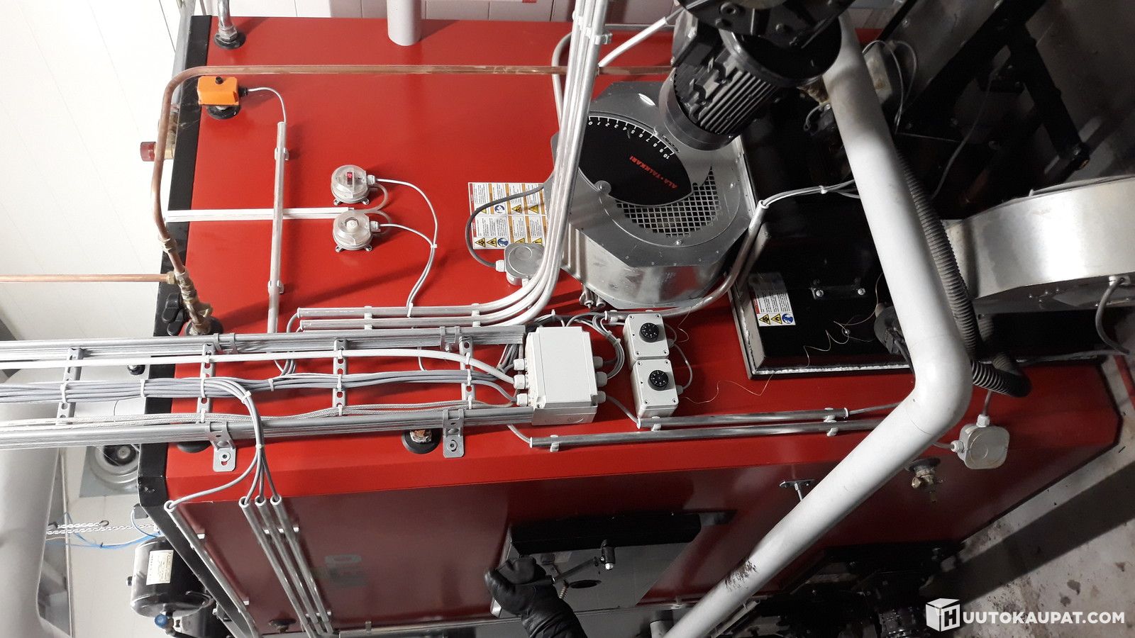 Hirsirakennus + oma tontti, Salonpään puukoulu, Oulu | Huutokaupat.com