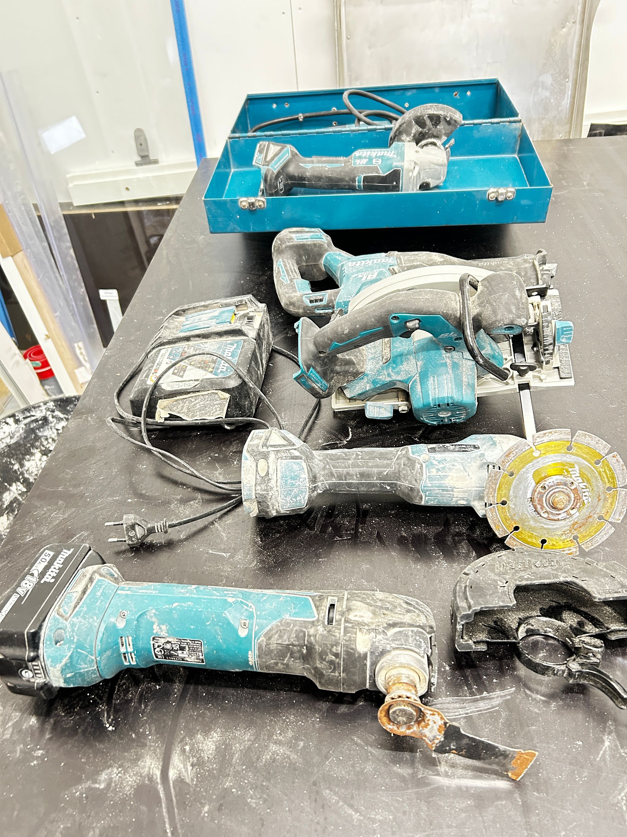 Makitan Koneita Yhdell Akulla Ja Laturilla Lohja Huutokaupat
