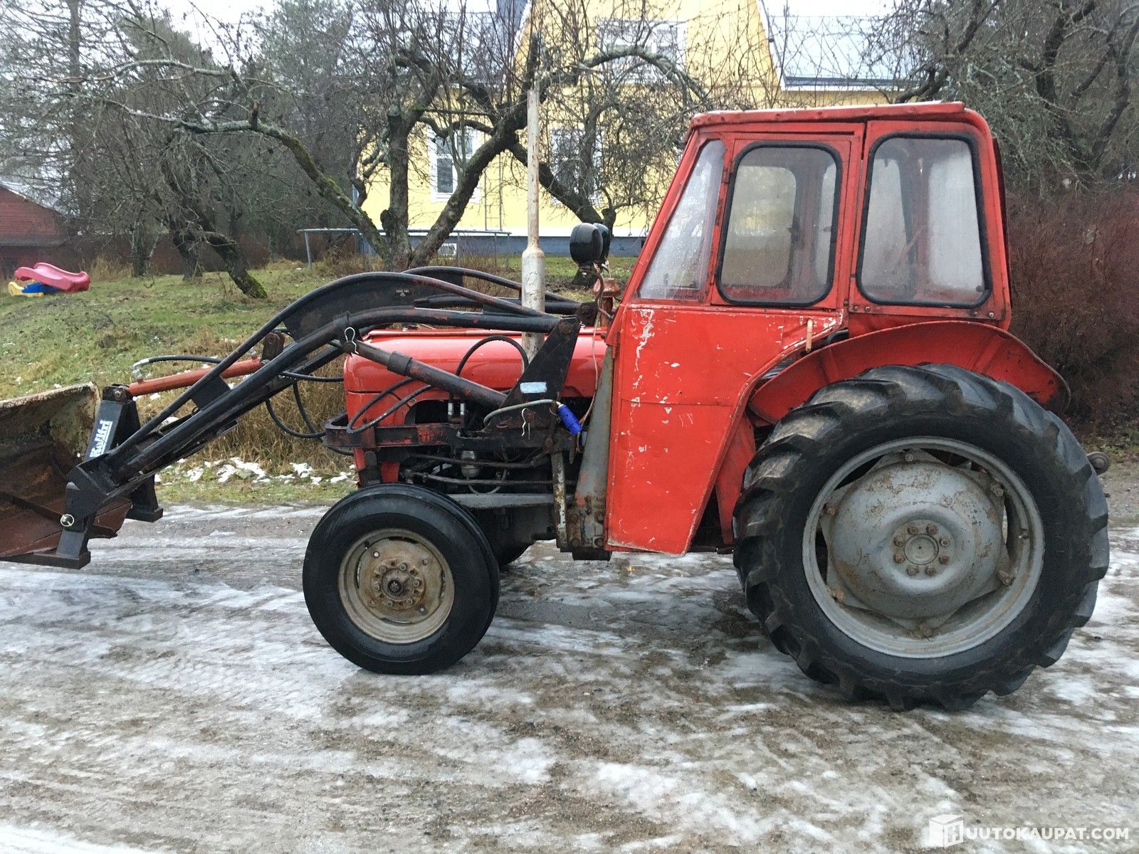 Traktori Massey Ferguson 35 1965 Ålo etukuormaajalla. Katso video ...